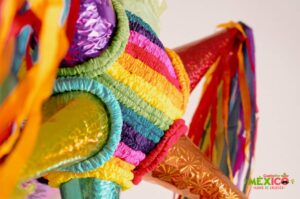 Origen e Historia de las Piñatas en México - Gusto por México